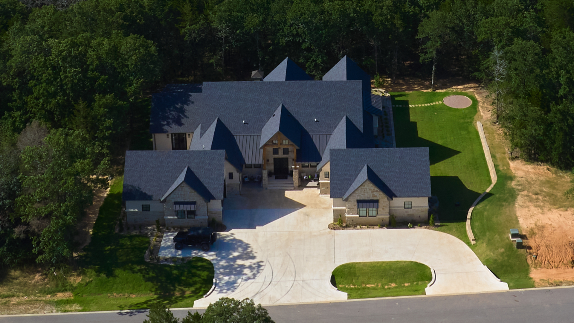 Welcoming Grandiose Lakehouse | Roberth Jordan - Residential Designer